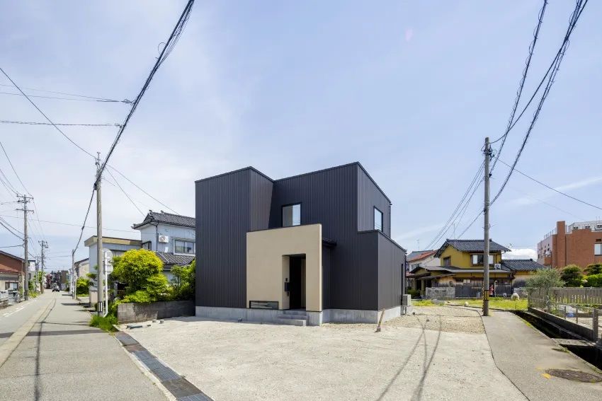 【SUUMO】 【富山県/4LDK/吹き抜け/42坪】シックなカラーでまとめたホテルライクな暮らし - さくら の建築実例詳細 | 注文住宅