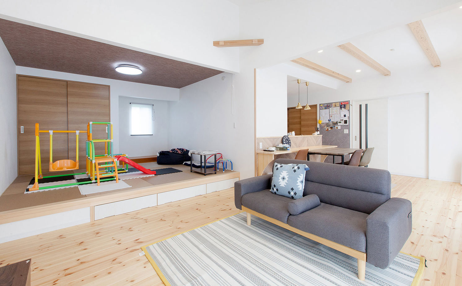 【SUUMO】 【3LDK/平屋/小上がり和室/木の家】勾配天井で広い空間を演出する、アメリカンスタイルな平屋 - コスモホーム の建築実例詳細 | 注文住宅