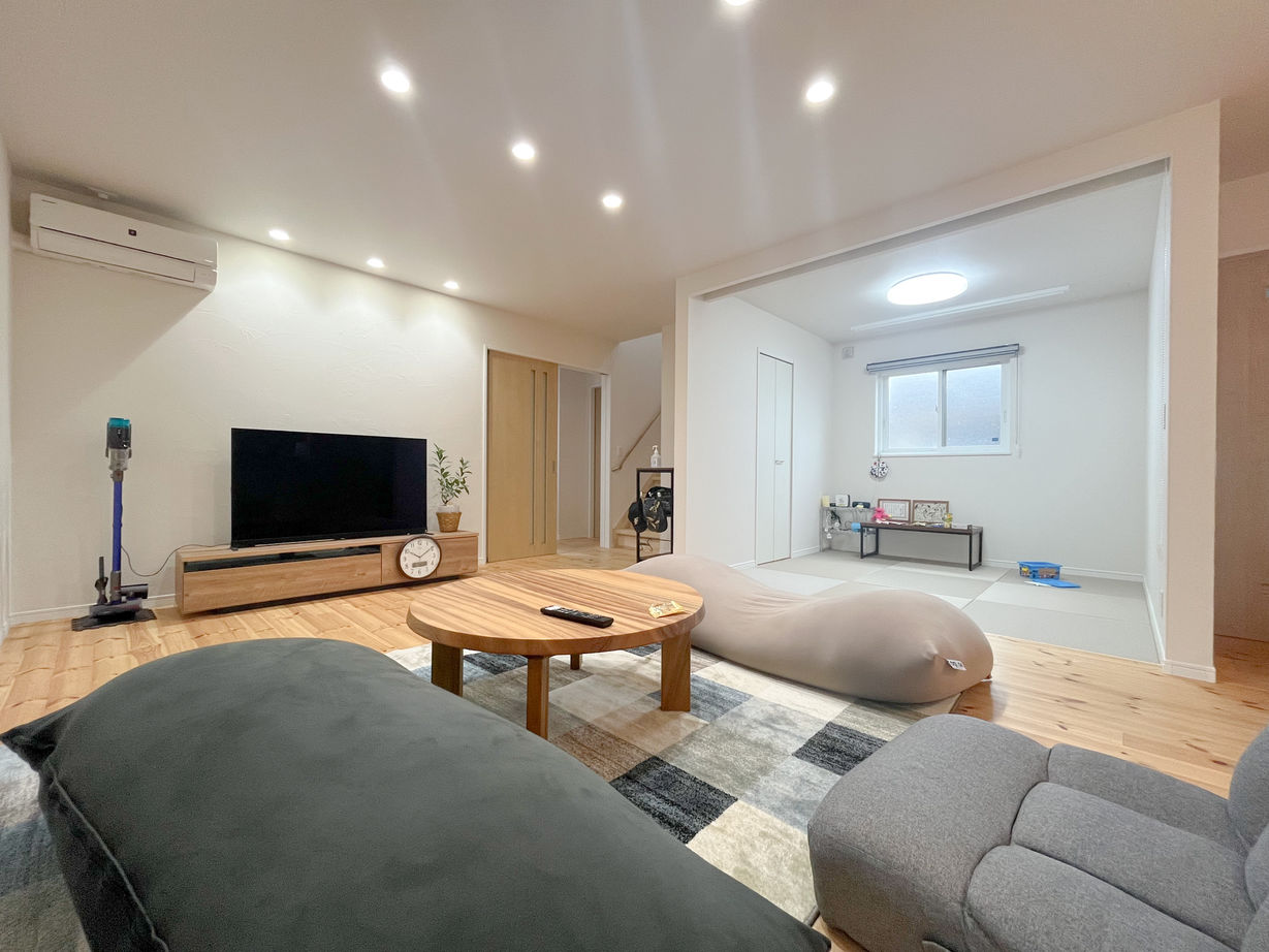 【SUUMO】 【5LDK/シンプルナチュラル/木の家】23帖のリビング+和室。子どもに目の届く開放的な間取りの家 - コスモホーム の建築実例詳細 | 注文住宅