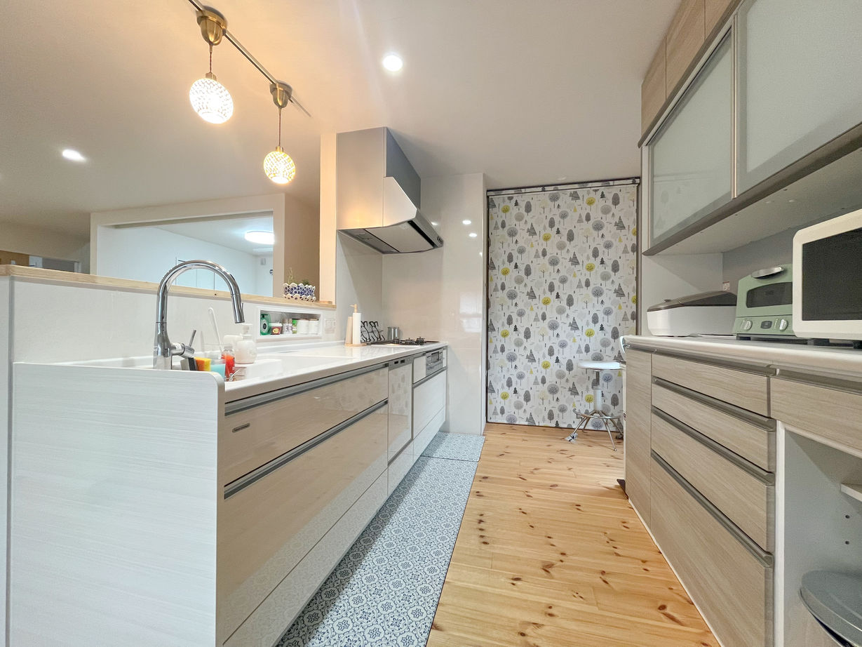 【SUUMO】 【5LDK/シンプルナチュラル/木の家】23帖のリビング+和室。子どもに目の届く開放的な間取りの家 - コスモホーム の建築実例詳細 | 注文住宅