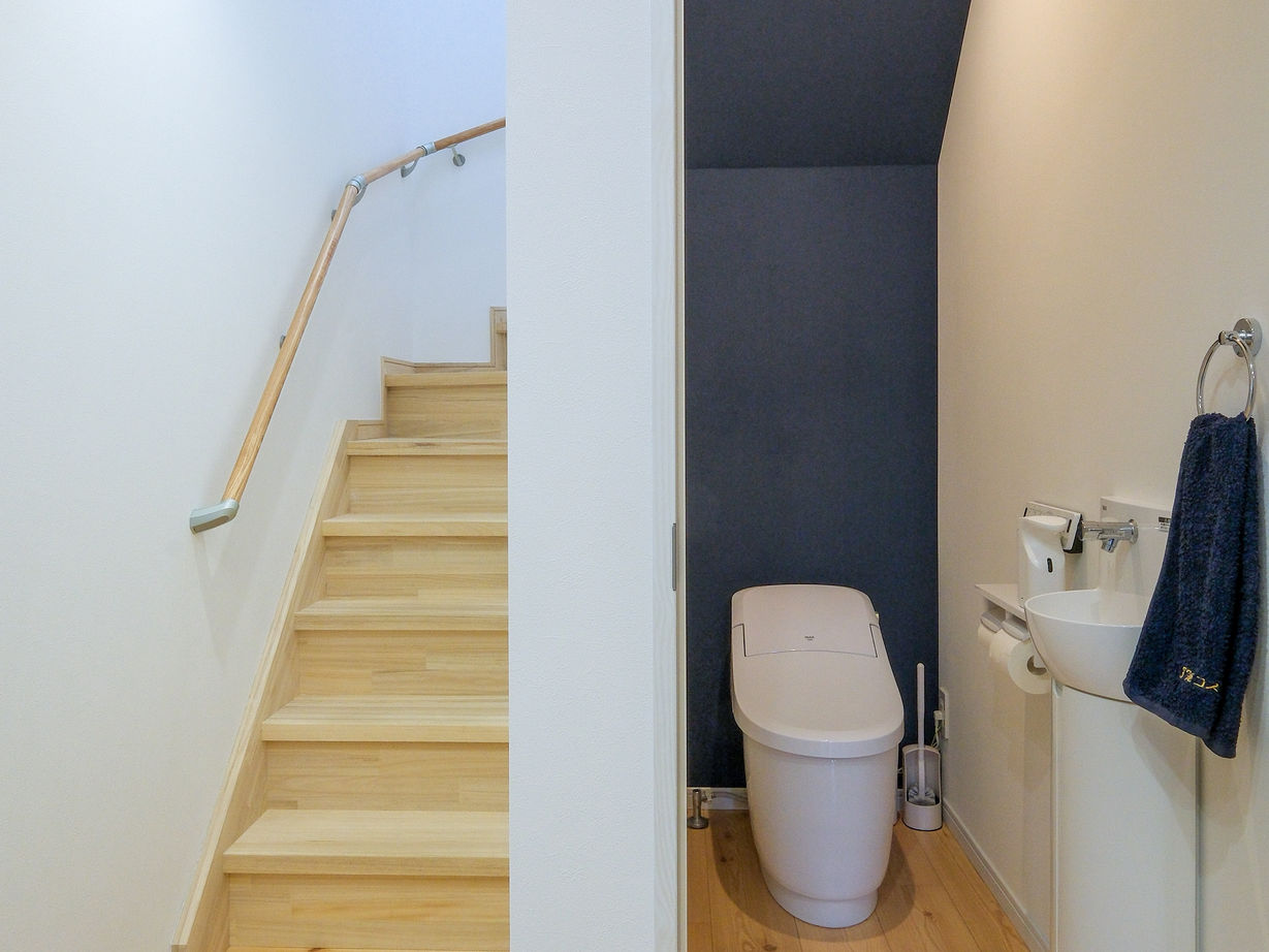 【SUUMO】 【6LDK/シック×ナチュラル/木の家】白い外観がさわやかなビルトインガレージのある家 - コスモホーム の建築実例詳細 | 注文住宅