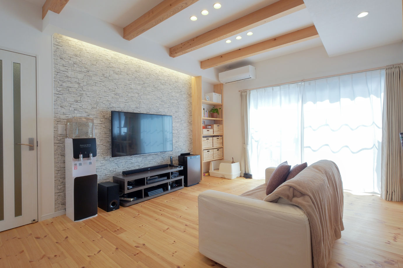 【SUUMO】 【6LDK/シック×ナチュラル/木の家】白い外観がさわやかなビルトインガレージのある家 - コスモホーム の建築実例詳細 | 注文住宅