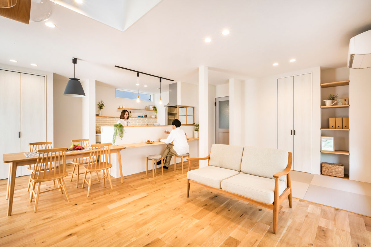 【SUUMO】 【2000万円台後半|33坪|吹抜け|間取り図有】一直線の水回り動線でゆとり生まれる大人カフェスタイルの家 - 華建築 彦根店 Hana＋（ハナプラス）の建築実例詳細 | 注文住宅