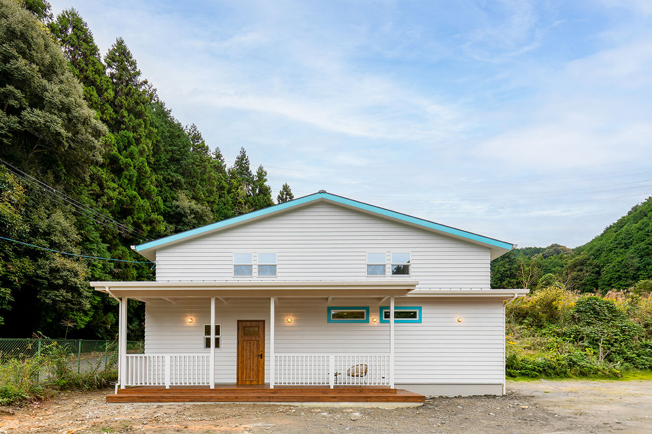 【SUUMO】 【4000万円台～】おしゃれなブルーがアクセント、自然豊かな周囲と調和したカリフォルニアスタイルの家 - アートハウス の建築実例詳細 | 注文住宅