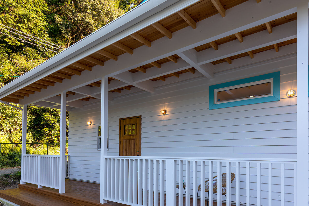 【SUUMO】 【4000万円台～】おしゃれなブルーがアクセント、自然豊かな周囲と調和したカリフォルニアスタイルの家 - アートハウス の建築実例詳細 | 注文住宅