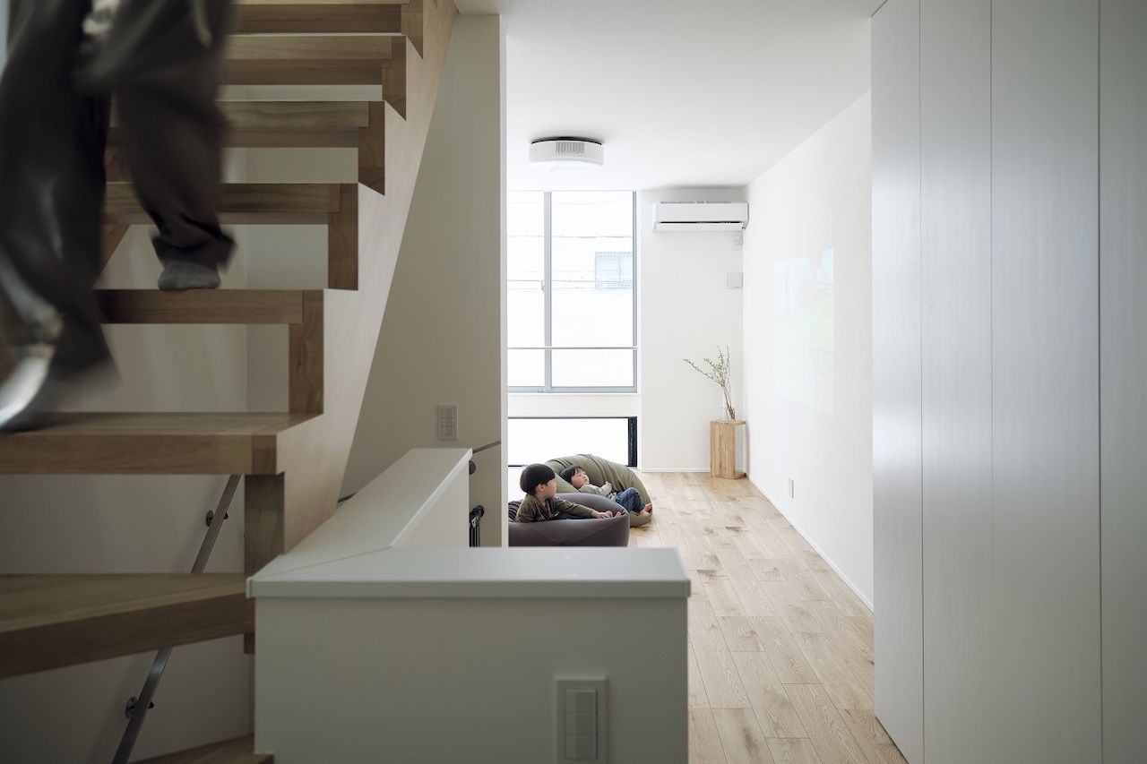 【SUUMO】 【大阪市/3000万円台】間口3m、15坪の敷地に建つ3階建て住宅。採光＆収納計画にこだわった「都市に棲む家」 - KADeL 本社の建築実例詳細 | 注文住宅