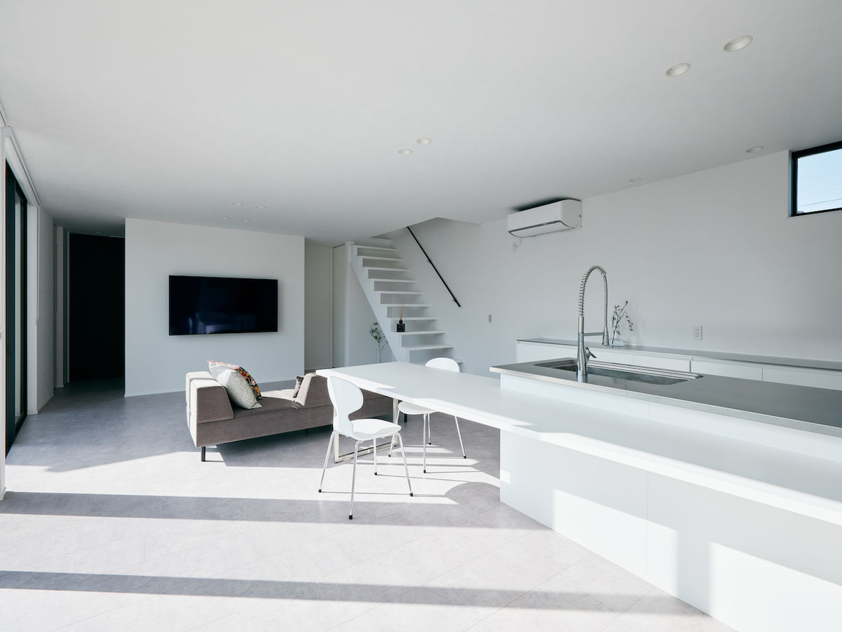 【SUUMO】 【3000万円台/大阪府】無機質でありながら自然の温かみも。LDKと庭が大開口で繋がる隠れ家コートハウス - KADeL 本社の建築実例詳細 | 注文住宅