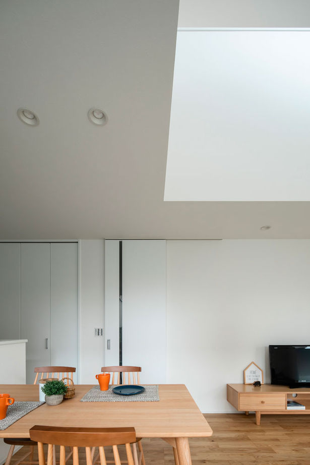 【SUUMO】 【1000万円台/20坪台/北欧風】シンプルなのに目を引く！おうち型ポーチ付の外観と吹抜けリビングにほれぼれ - シンプル工務店 六条スタジオの建築実例詳細 | 注文住宅