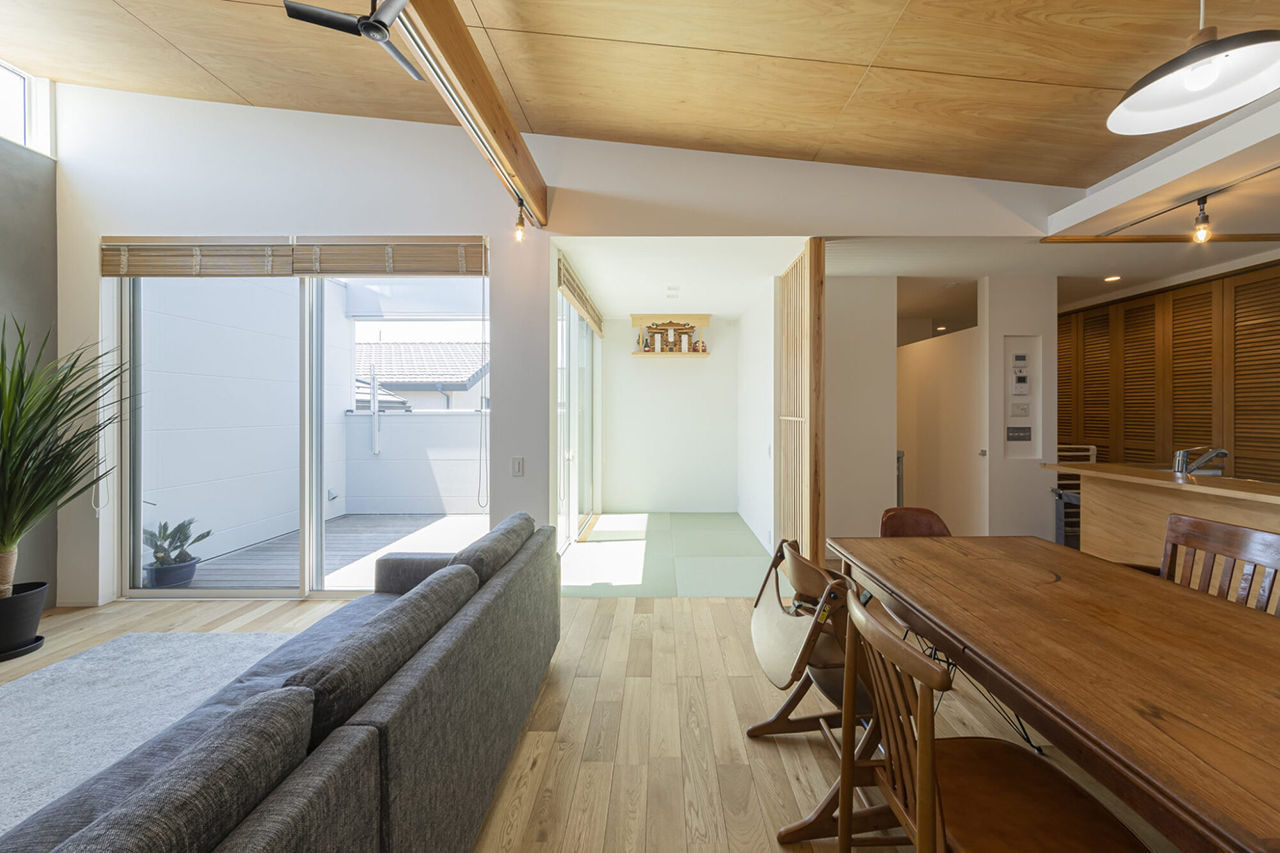 【SUUMO】 【2100万円／31.6坪／間取り図／2階リビング】人目を気にせずに寛げるプライベートテラスのある家 - スタジオ・チッタ 千葉Studioの建築実例詳細 | 注文住宅