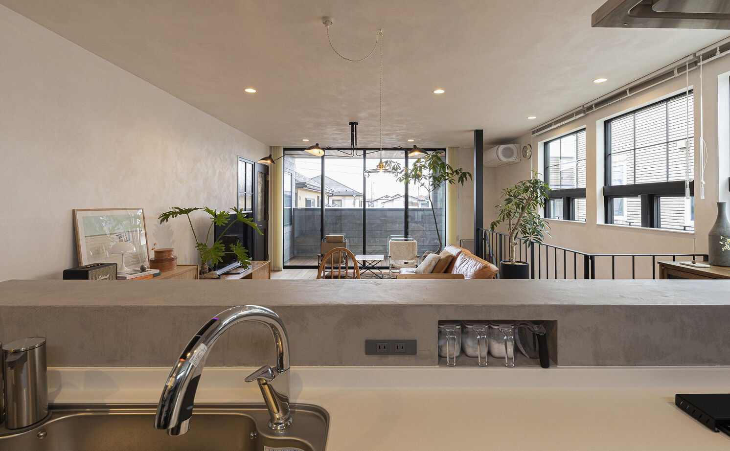 【SUUMO】 【3000万円／32.3坪／間取り／2階リビング】異素材MIXが家具映えの秘密。住宅地でも“抜け感”のある家に - スタジオ・チッタ 千葉Studioの建築実例詳細 | 注文住宅