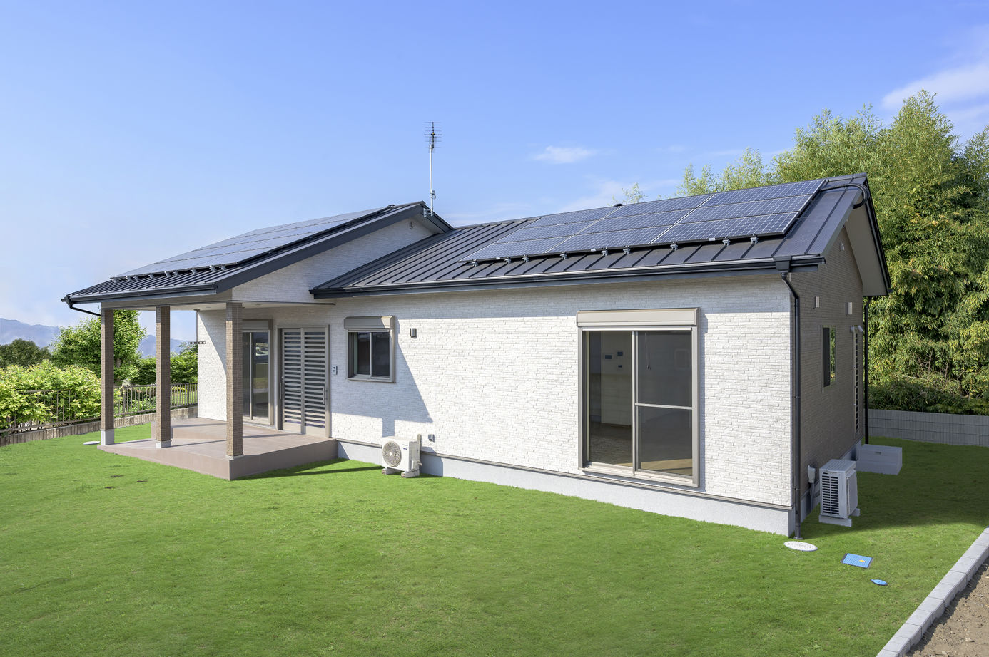 【SUUMO】 【桐生市/3LDK/25.4坪/平屋/ZEH】永く、快適に暮らす平屋。予算内で叶えたバリアフリーの住まい - 小向建設 桐生営業所の建築実例詳細 | 注文住宅