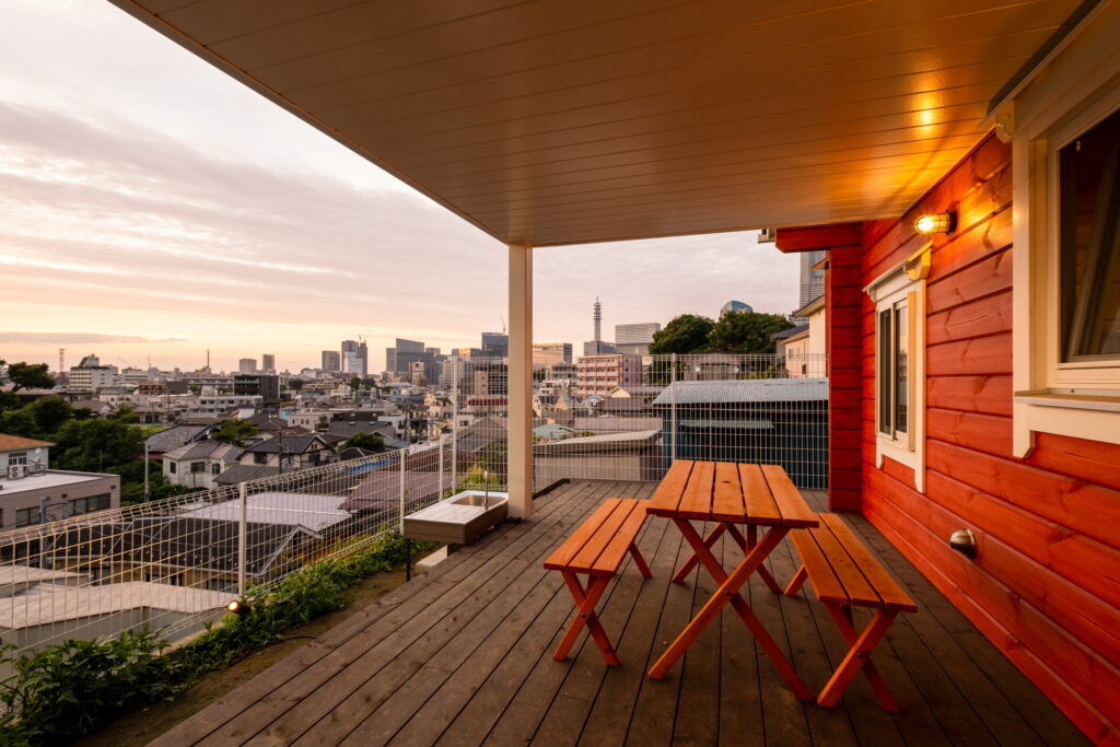 【SUUMO】 三角屋根と開放感溢れるLDKにこだわり、北欧テイストで彩った絵本に出てくるような住まいで暮らしを楽しむ - HONKA JAPAN の建築実例詳細 | 注文住宅