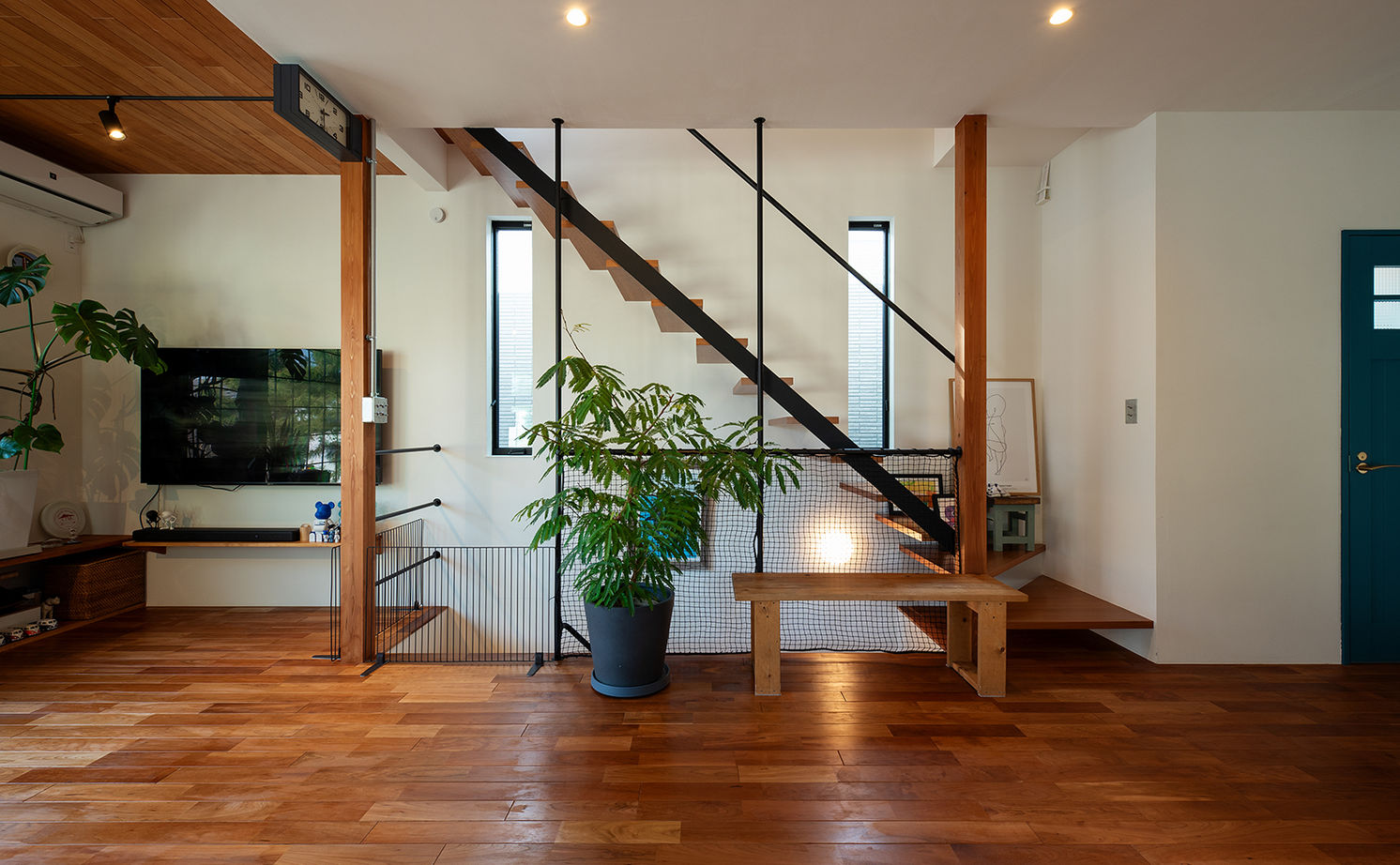 【SUUMO】 【4000万円｜26坪｜ルーフバルコニー】天井高2.7mの開放感。大きな格子窓のあるレトロ＆モダンな住まい - オモシロ設計集団 ecomo（エコモ） の建築実例詳細 | 注文住宅