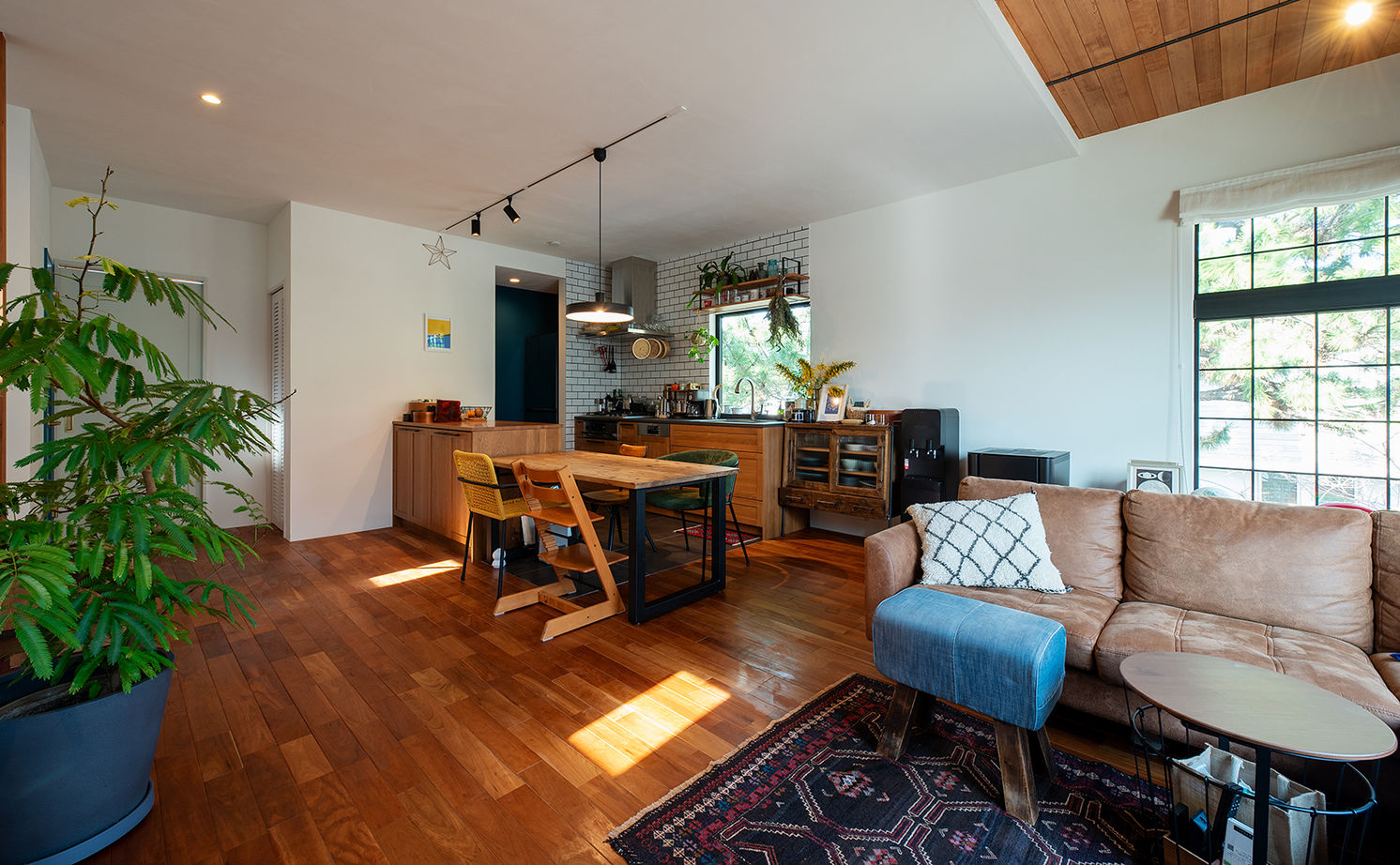 【SUUMO】 【4000万円｜26坪｜ルーフバルコニー】天井高2.7mの開放感。大きな格子窓のあるレトロ＆モダンな住まい - オモシロ設計集団 ecomo（エコモ） の建築実例詳細 | 注文住宅