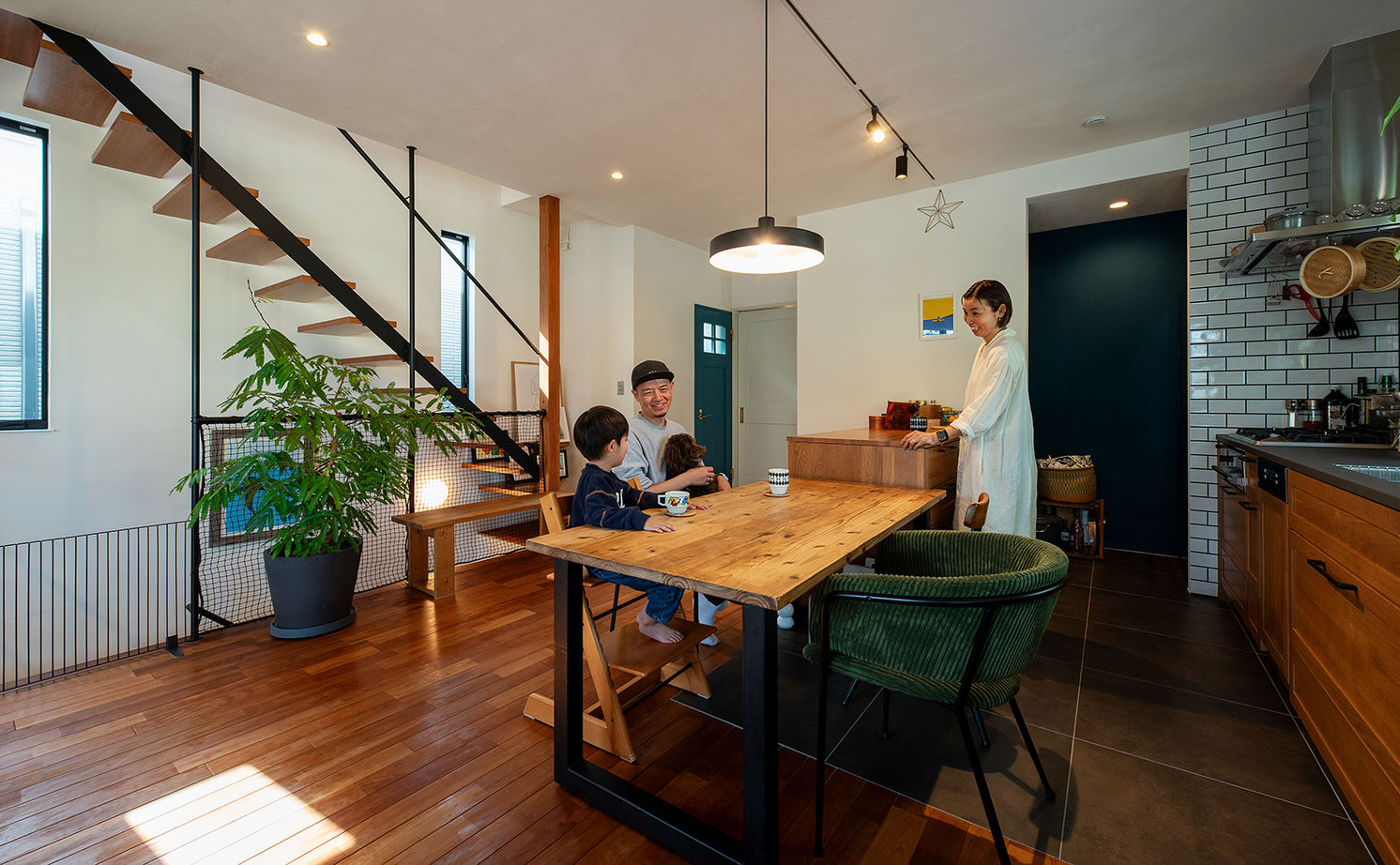 【SUUMO】 【4000万円｜26坪｜ルーフバルコニー】天井高2.7mの開放感。大きな格子窓のあるレトロ＆モダンな住まい - オモシロ設計集団 ecomo（エコモ） の建築実例詳細 | 注文住宅