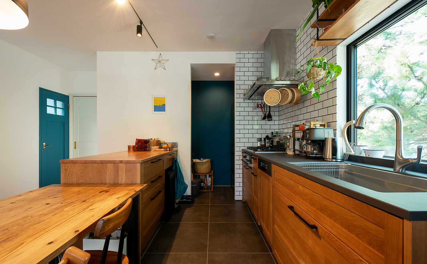 【SUUMO】 【4000万円｜26坪｜ルーフバルコニー】天井高2.7mの開放感。大きな格子窓のあるレトロ＆モダンな住まい - オモシロ設計集団 ecomo（エコモ） の建築実例詳細 | 注文住宅