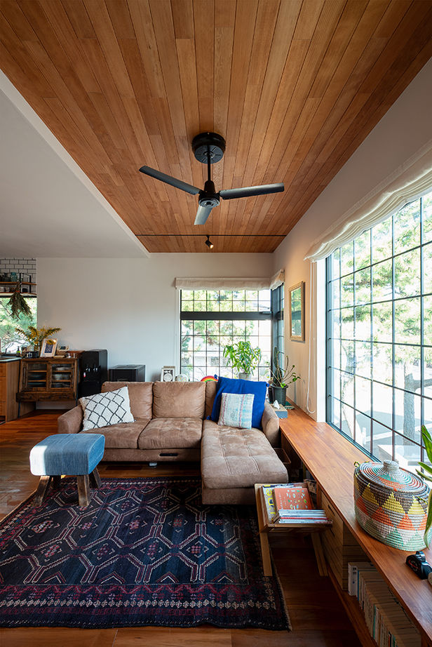 【SUUMO】 【4000万円｜26坪｜ルーフバルコニー】天井高2.7mの開放感。大きな格子窓のあるレトロ＆モダンな住まい - オモシロ設計集団 ecomo（エコモ） の建築実例詳細 | 注文住宅