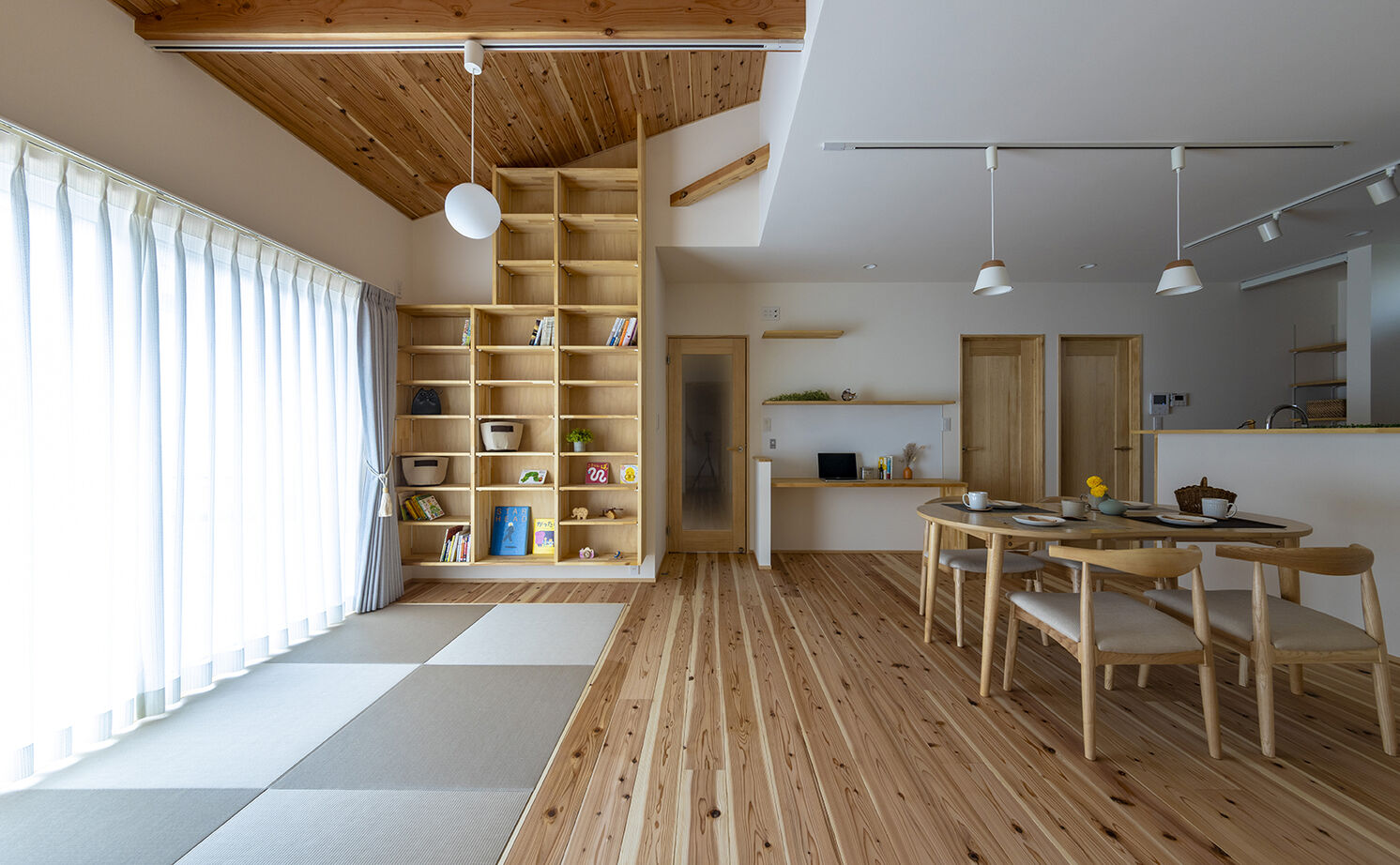 【SUUMO】 【2000万円台×コンパクト×20坪台】リビングに家族が集う自然素材の平屋。杉板貼りの勾配天井に造作本棚も - ヴィーヴル の建築実例詳細 | 注文住宅
