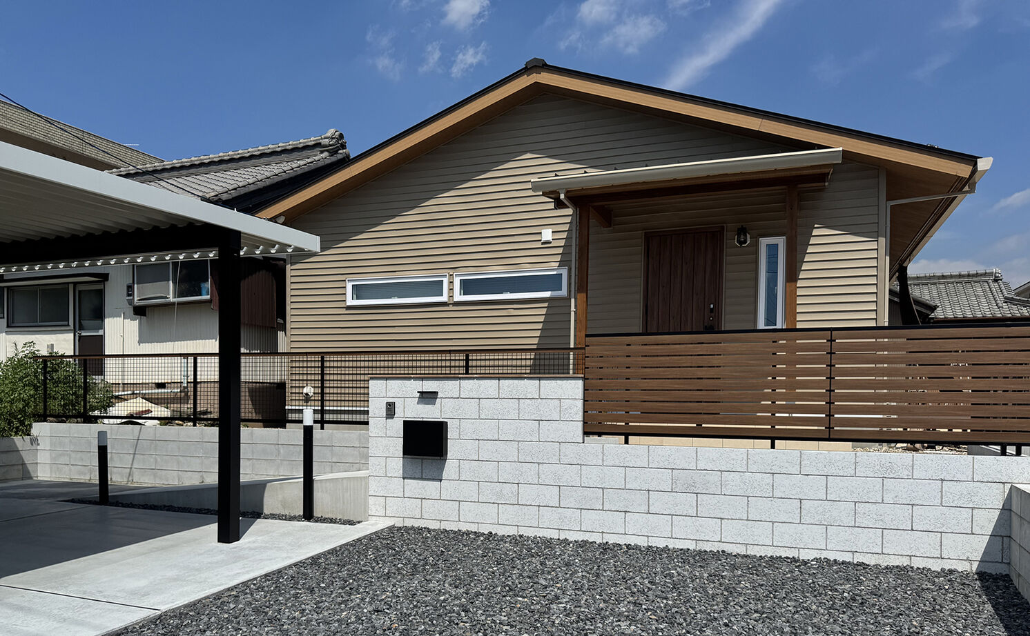 【SUUMO】 【2000万円台×コンパクト×20坪台】リビングに家族が集う自然素材の平屋。杉板貼りの勾配天井に造作本棚も - ヴィーヴル の建築実例詳細 | 注文住宅