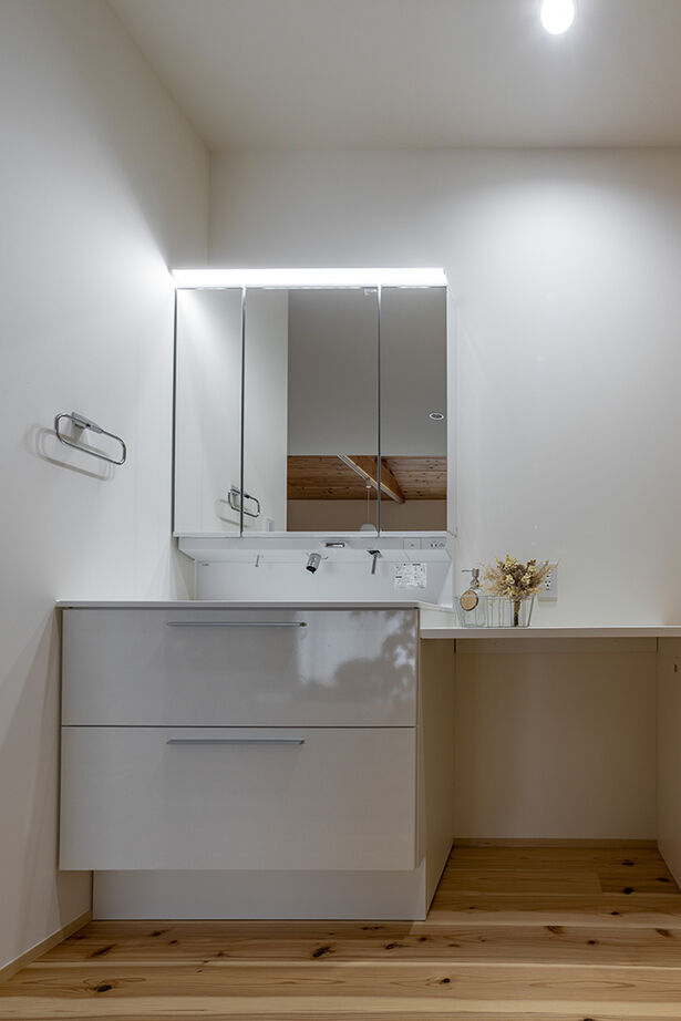 【SUUMO】 【2000万円台×コンパクト×20坪台】リビングに家族が集う自然素材の平屋。杉板貼りの勾配天井に造作本棚も - ヴィーヴル の建築実例詳細 | 注文住宅