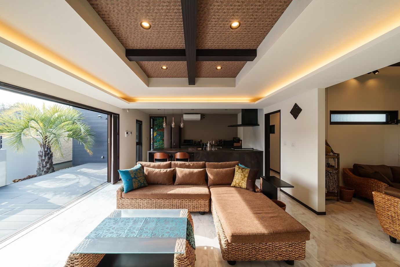 【SUUMO】 【3200万円台】アジアンリゾートな半平屋／スキップフロア／インナーガレージ付き／ウッドデッキ／GRAFTEKT - 横尾材木店 の建築実例詳細 | 注文住宅