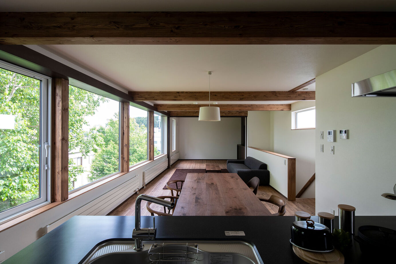 【SUUMO】 【重量木骨の家】｜札幌市 / 2LDK｜耐震構法 SE構法を採用、旗竿地を生かした「tunnel house」 - アートホーム 札幌支店の建築実例詳細 | 注文住宅