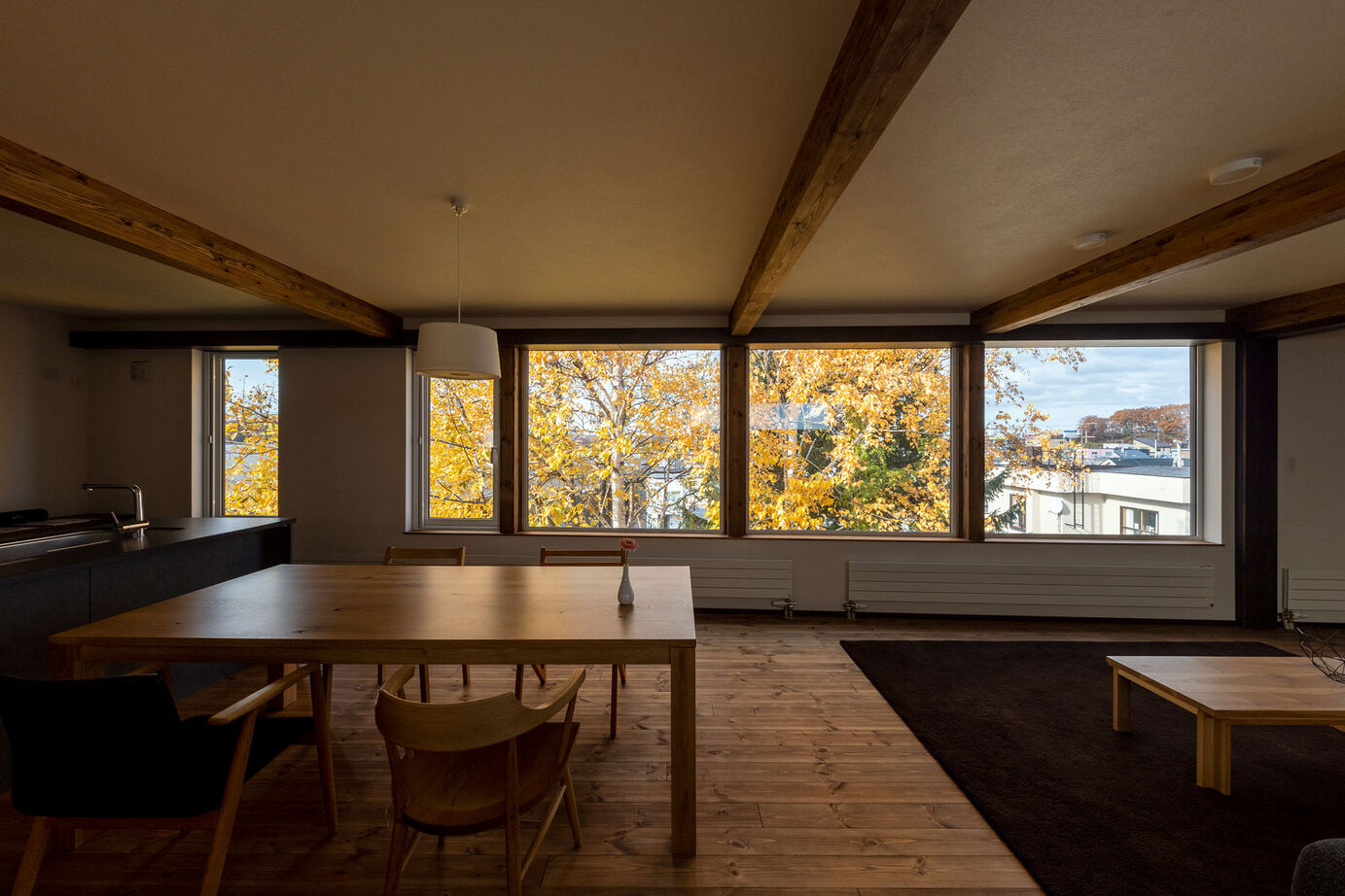 【SUUMO】 【重量木骨の家】｜札幌市 / 2LDK｜耐震構法 SE構法を採用、旗竿地を生かした「tunnel house」 - アートホーム 札幌支店の建築実例詳細 | 注文住宅