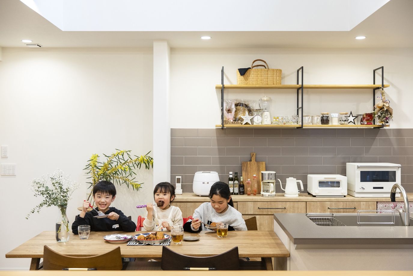 【SUUMO】 【2300～2400万円/間取り図有】空を楽しむ吹抜けダイニング。スキップフロアで居場所がたくさん生まれた家 - コラボハウス一級建築士事務所 中百舌鳥オープンスタジオの建築 ...