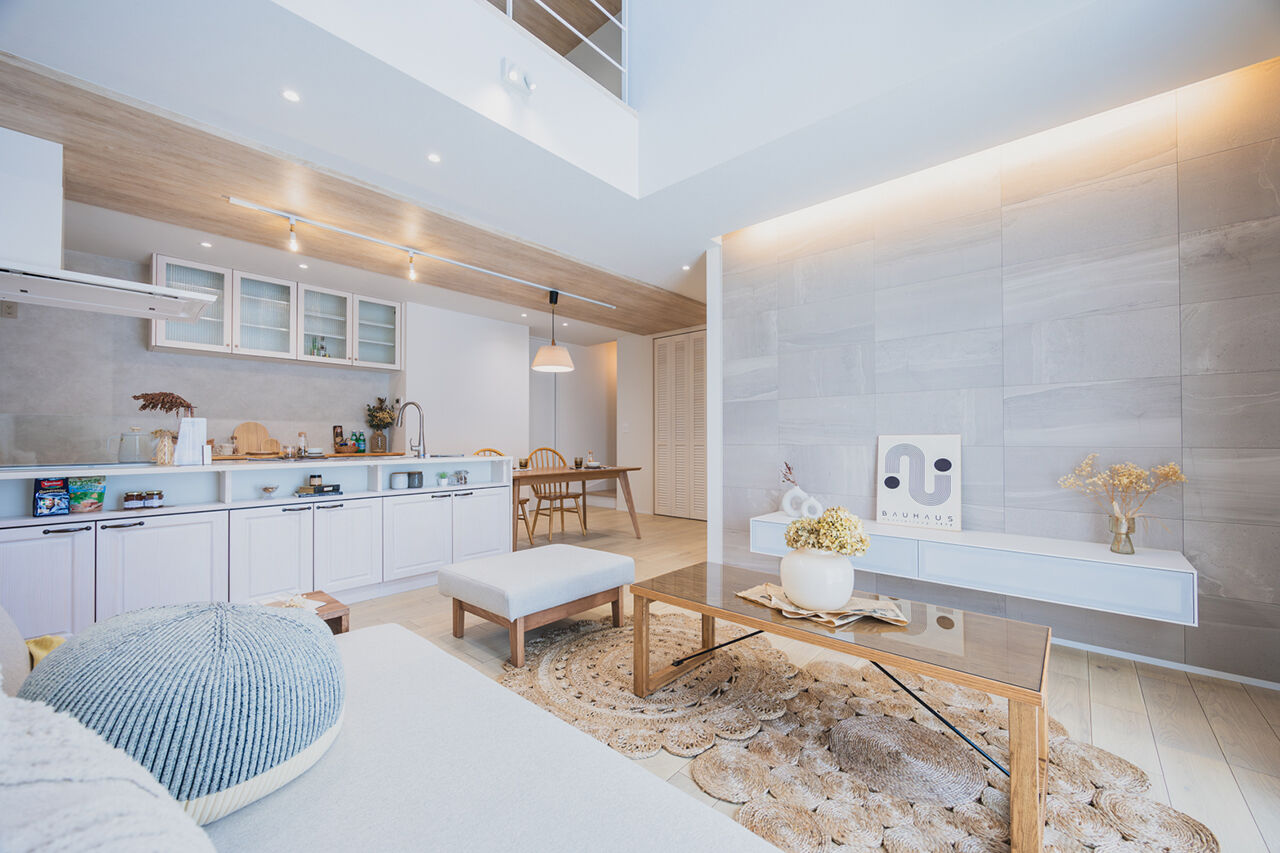 【SUUMO】 【33.5坪｜3LDK】ヨーロッパのカフェ風LDK。吹き抜けと大きなFIX窓で開放的な家 - オーリック建設（旧：永代ハウス） の建築実例詳細 | 注文住宅