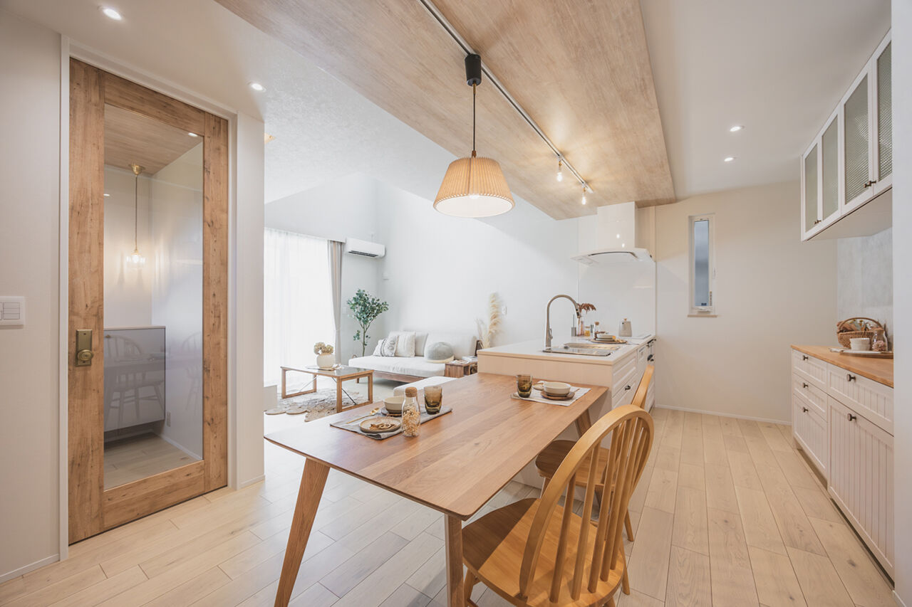 【SUUMO】 【33.5坪｜3LDK】ヨーロッパのカフェ風LDK。吹き抜けと大きなFIX窓で開放的な家 - R+house福岡東（永代ハウス） の建築実例詳細 | 注文住宅