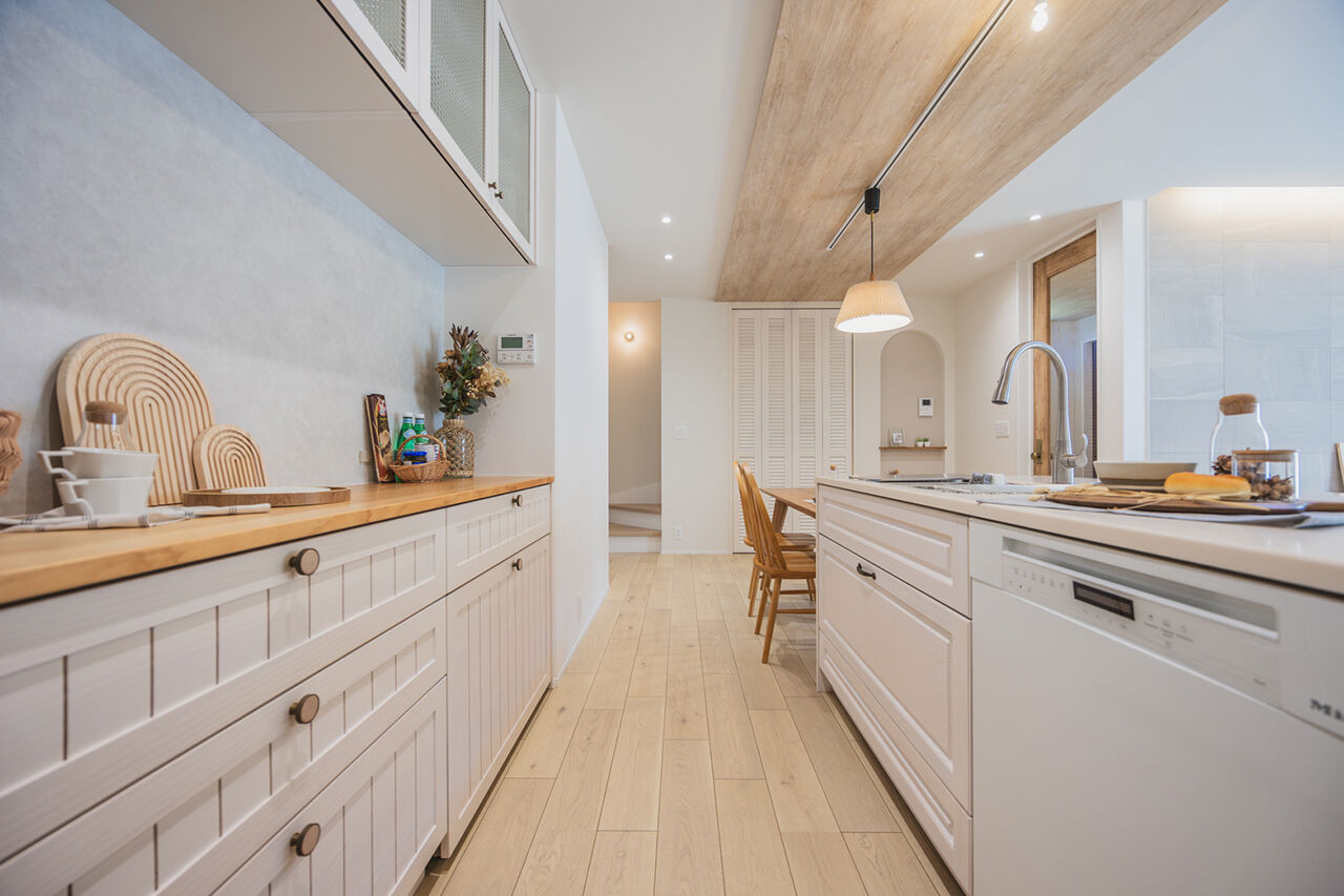 【SUUMO】 【33.5坪｜3LDK】ヨーロッパのカフェ風LDK。吹き抜けと大きなFIX窓で開放的な家 - R+house福岡東（永代ハウス） の建築実例詳細 | 注文住宅