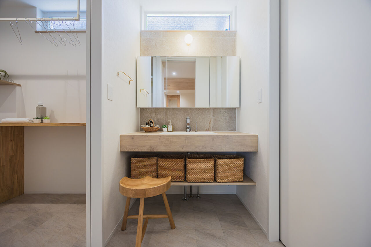 【SUUMO】 【33.5坪｜3LDK】ヨーロッパのカフェ風LDK。吹き抜けと大きなFIX窓で開放的な家 - R+house福岡東（永代ハウス） の建築実例詳細 | 注文住宅