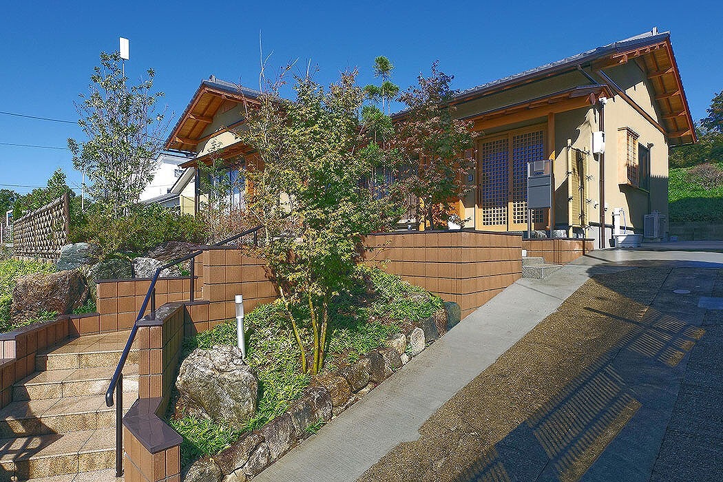 【SUUMO】 【20坪台／L字型／平屋】連続する霧除け庇。いぶし和瓦葺きの端正な切妻屋根の平屋 - 菊池建設 東京営業所の建築実例詳細 | 注文住宅