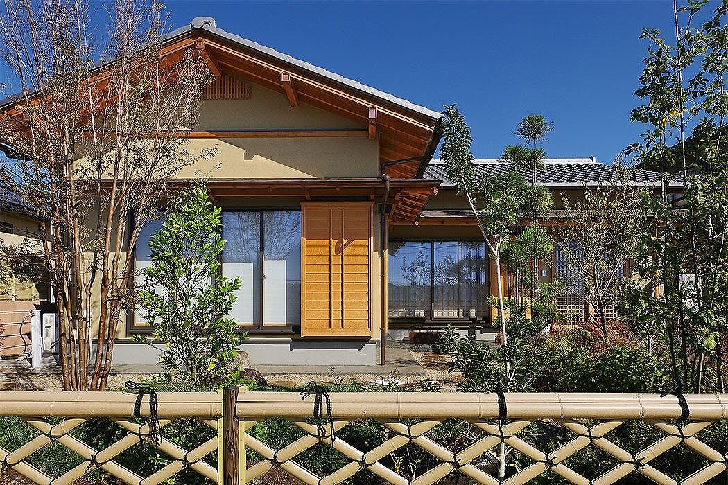 【SUUMO】 【20坪台／L字型／平屋】連続する霧除け庇。いぶし和瓦葺きの端正な切妻屋根の平屋 - 菊池建設 東京営業所の建築実例詳細 | 注文住宅