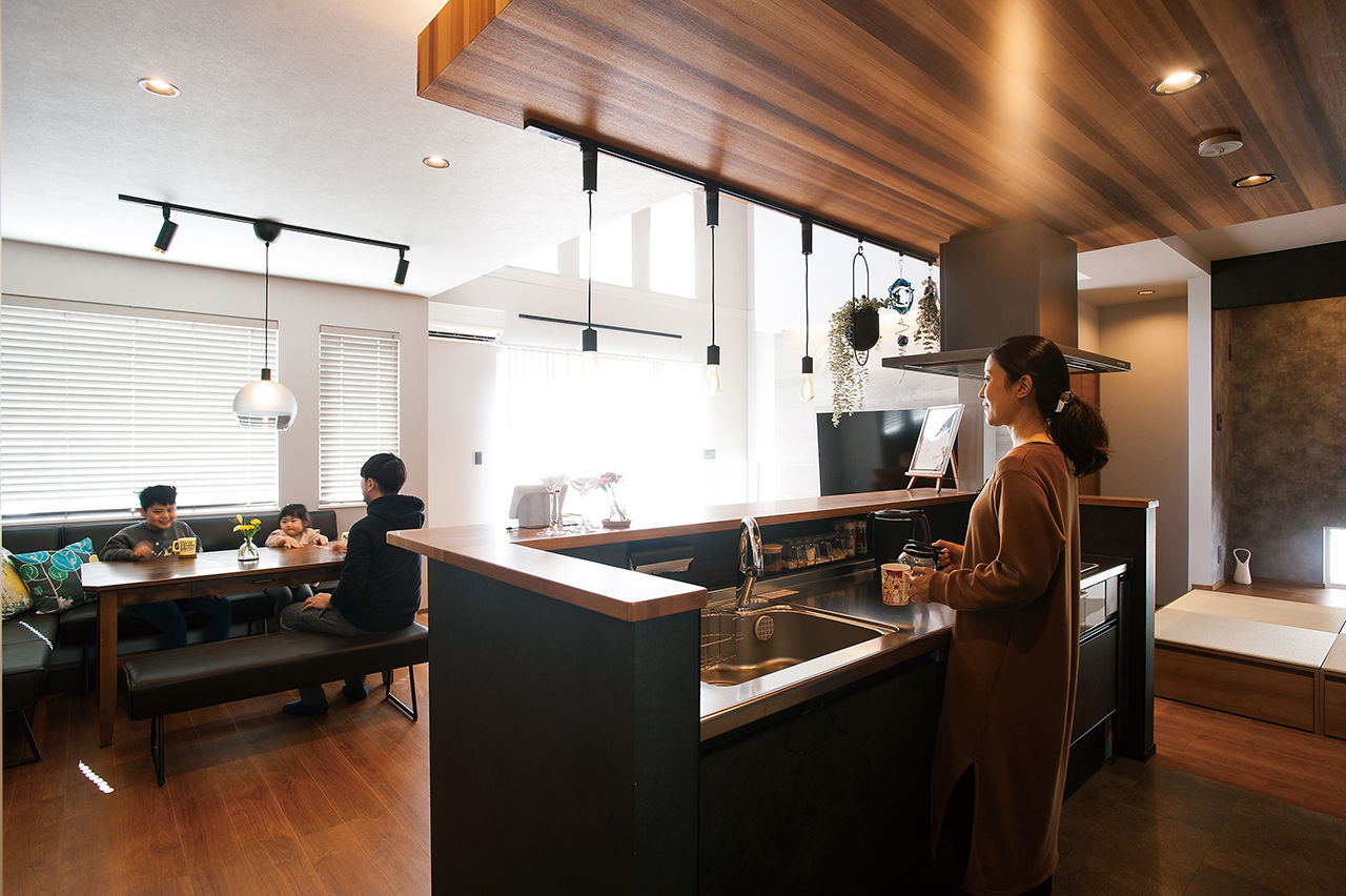 【SUUMO】 【3000万円台｜42坪｜吹き抜け｜間取り図有】家族でゆったり、開放感に包まれたLDK。家事のしやすさも注目 - 山万 の建築実例詳細 | 注文住宅