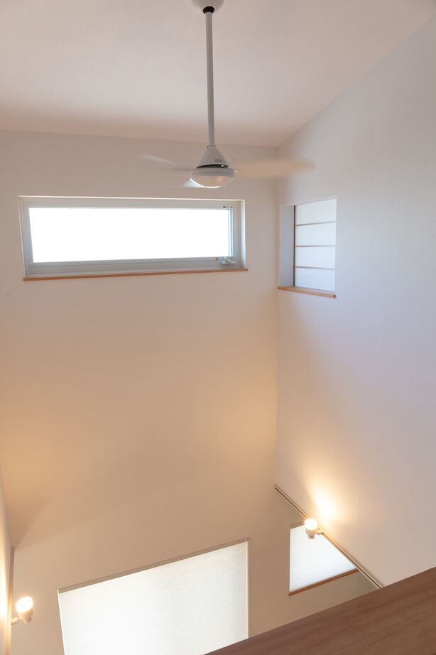 【SUUMO】 【31.5坪｜そとん壁｜免震ダンパー】素材・収納・快適性が美しく調和。スマートな家事動線がある家 - ワイズシステム の建築実例詳細 | 注文住宅