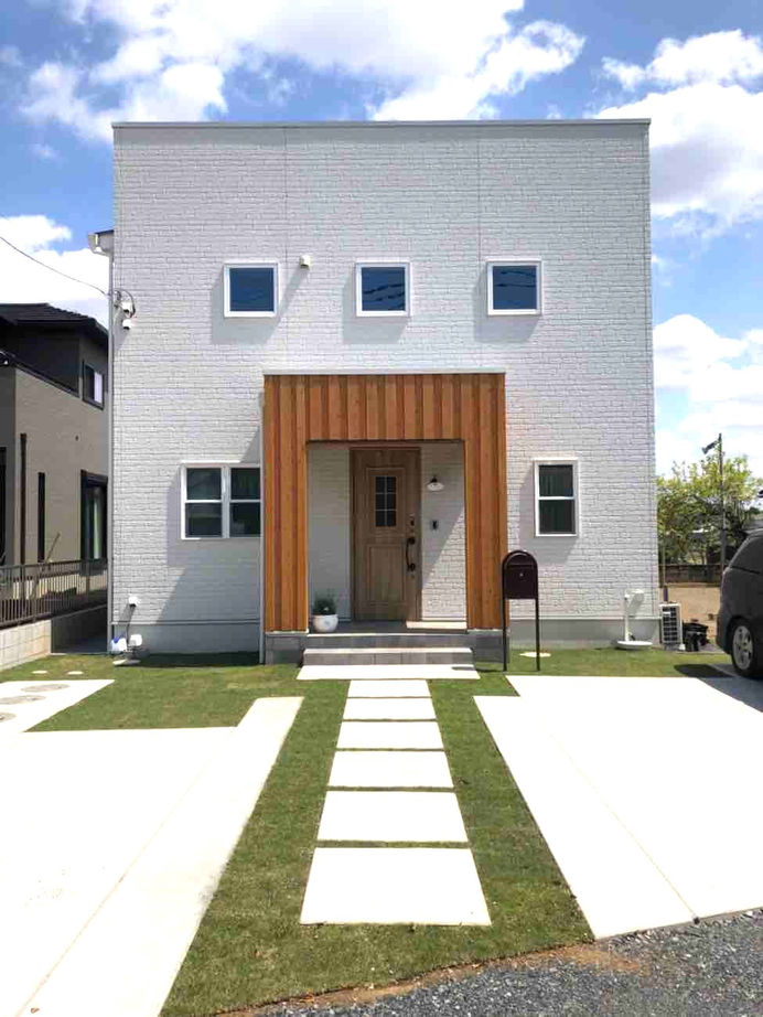 【SUUMO】 【坂東市/5LDK/41.68坪】白の外壁×板張りのアクセント ナチュラルモダンのシンメトリーな外観デザイン - オークヴィルホームズ オークヴィレッジの建築実例詳細 | 注文住宅