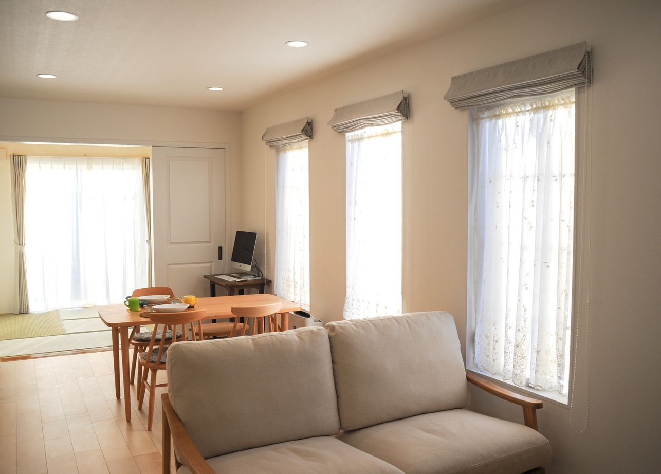 【SUUMO】 【坂東市/5LDK/41.68坪】白の外壁×板張りのアクセント ナチュラルモダンのシンメトリーな外観デザイン - オークヴィルホームズ オークヴィレッジの建築実例詳細 | 注文住宅