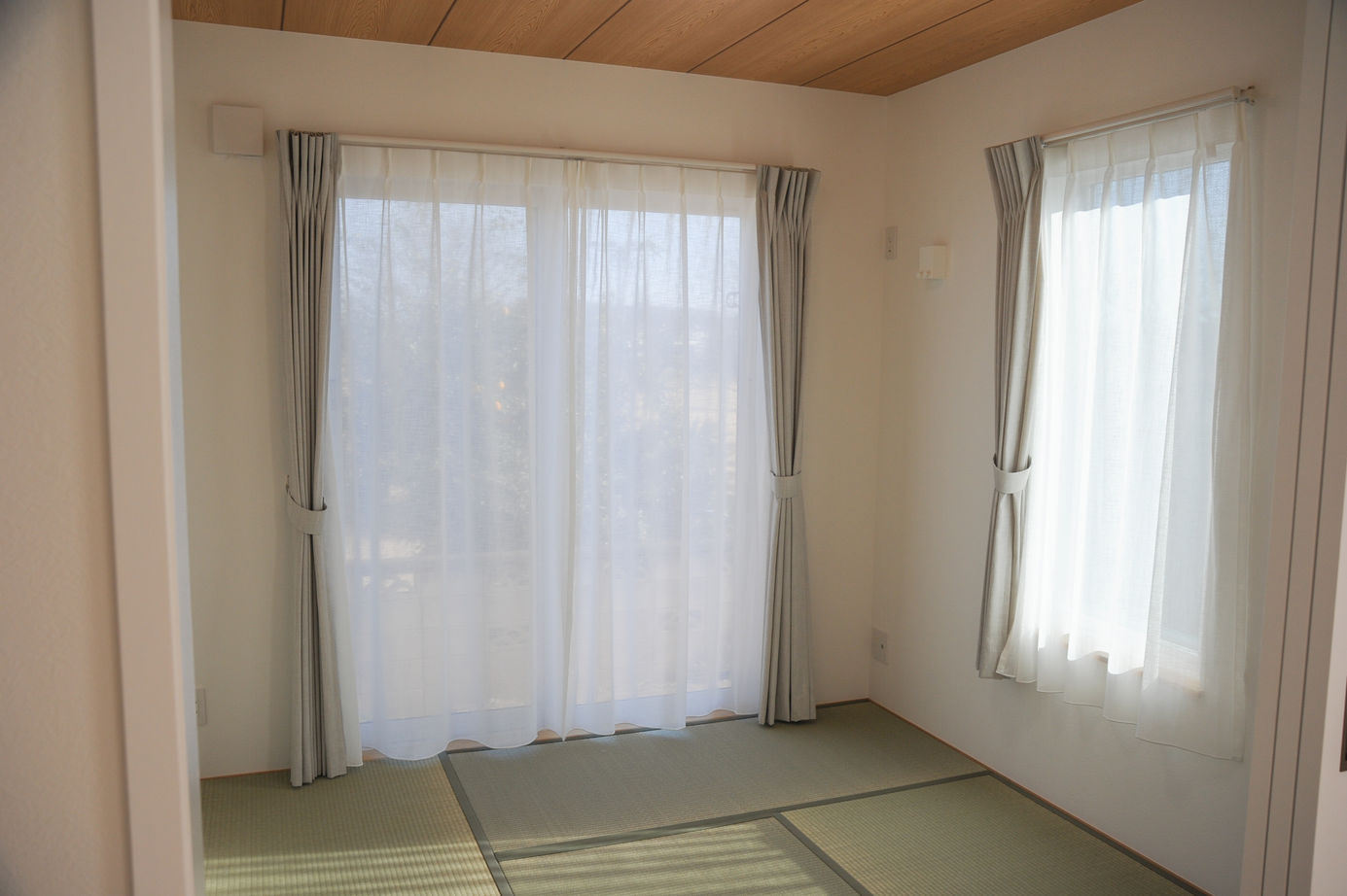 【SUUMO】 【坂東市/5LDK/41.68坪】白の外壁×板張りのアクセント ナチュラルモダンのシンメトリーな外観デザイン - オークヴィルホームズ オークヴィレッジの建築実例詳細 | 注文住宅