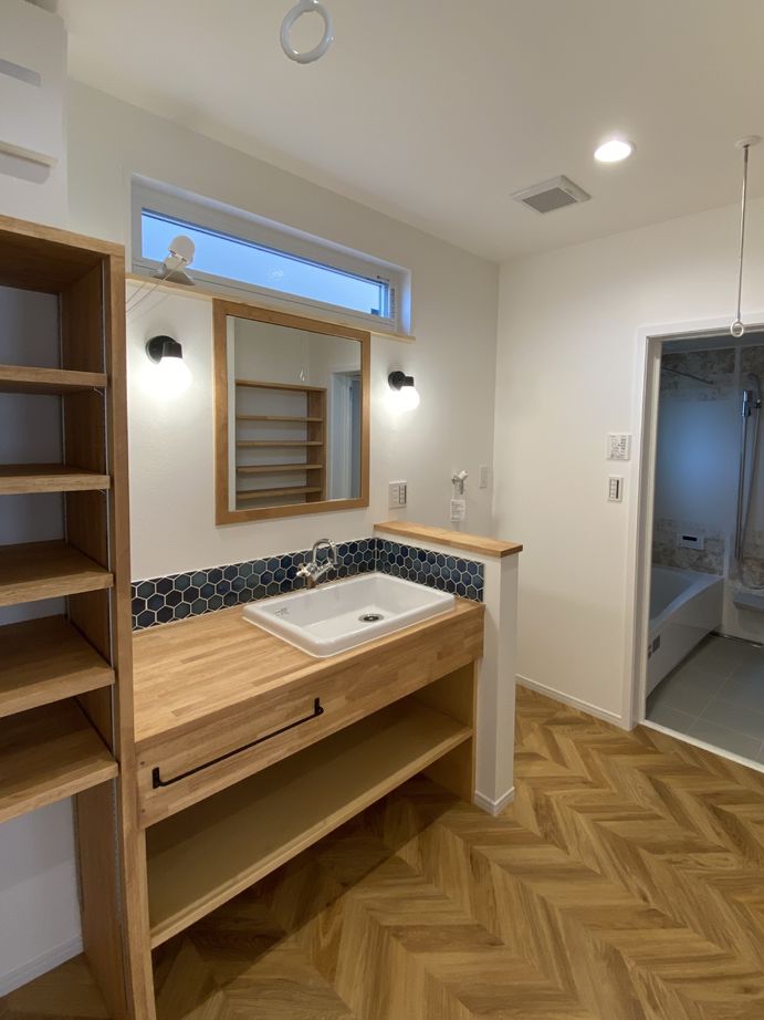 【SUUMO】 【坂東市/5LDK/41.68坪】白の外壁×板張りのアクセント ナチュラルモダンのシンメトリーな外観デザイン - オークヴィルホームズ オークヴィレッジの建築実例詳細 | 注文住宅