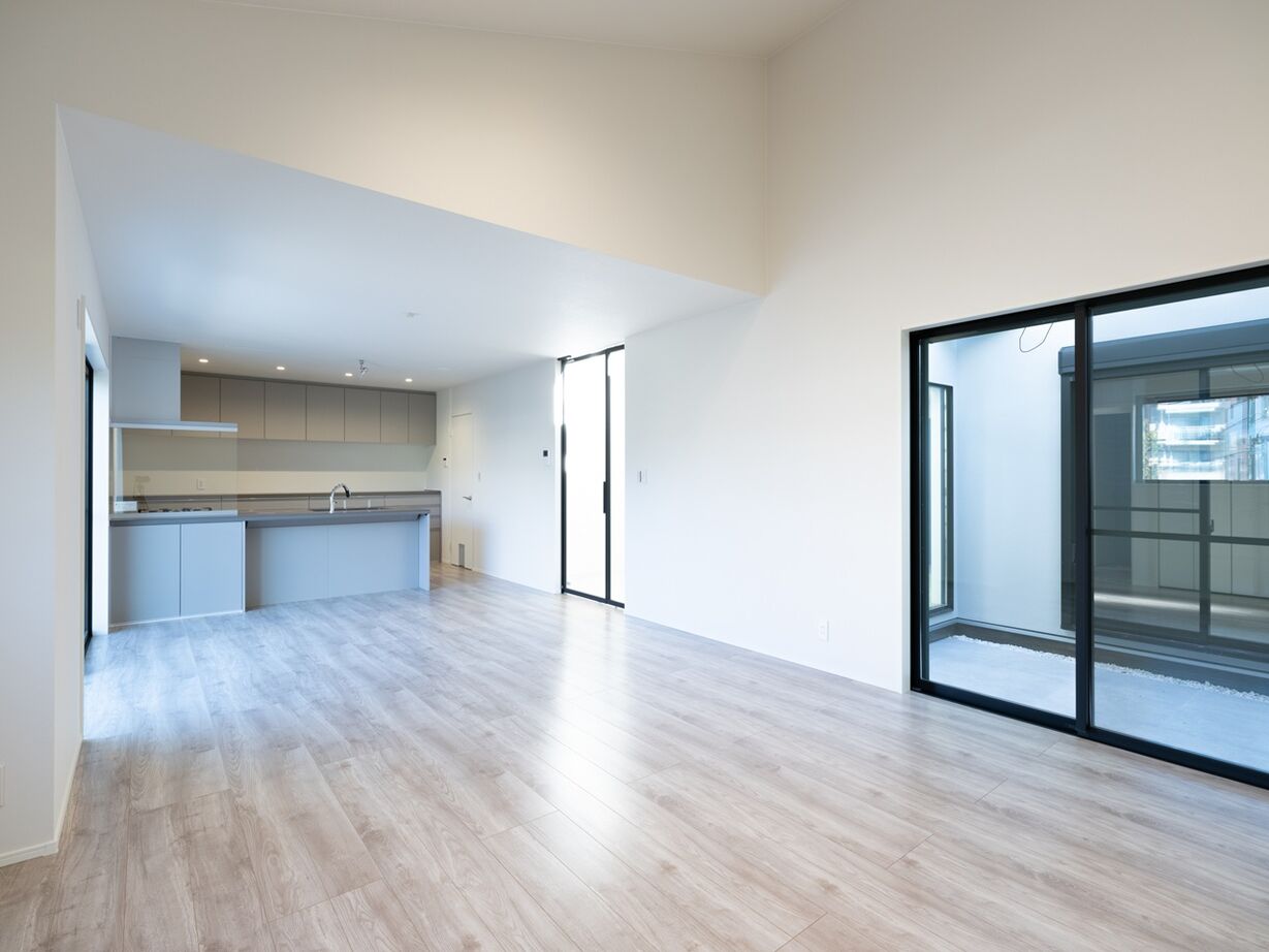 【SUUMO】 【吹抜け/中庭/傾斜地】玄関を入ると、その開放感にびっくり！プライベートな中庭から光を取り込む家 - MD studio. 建築士とつくる家 横浜本店(埼玉所沢支店もあり)の ...