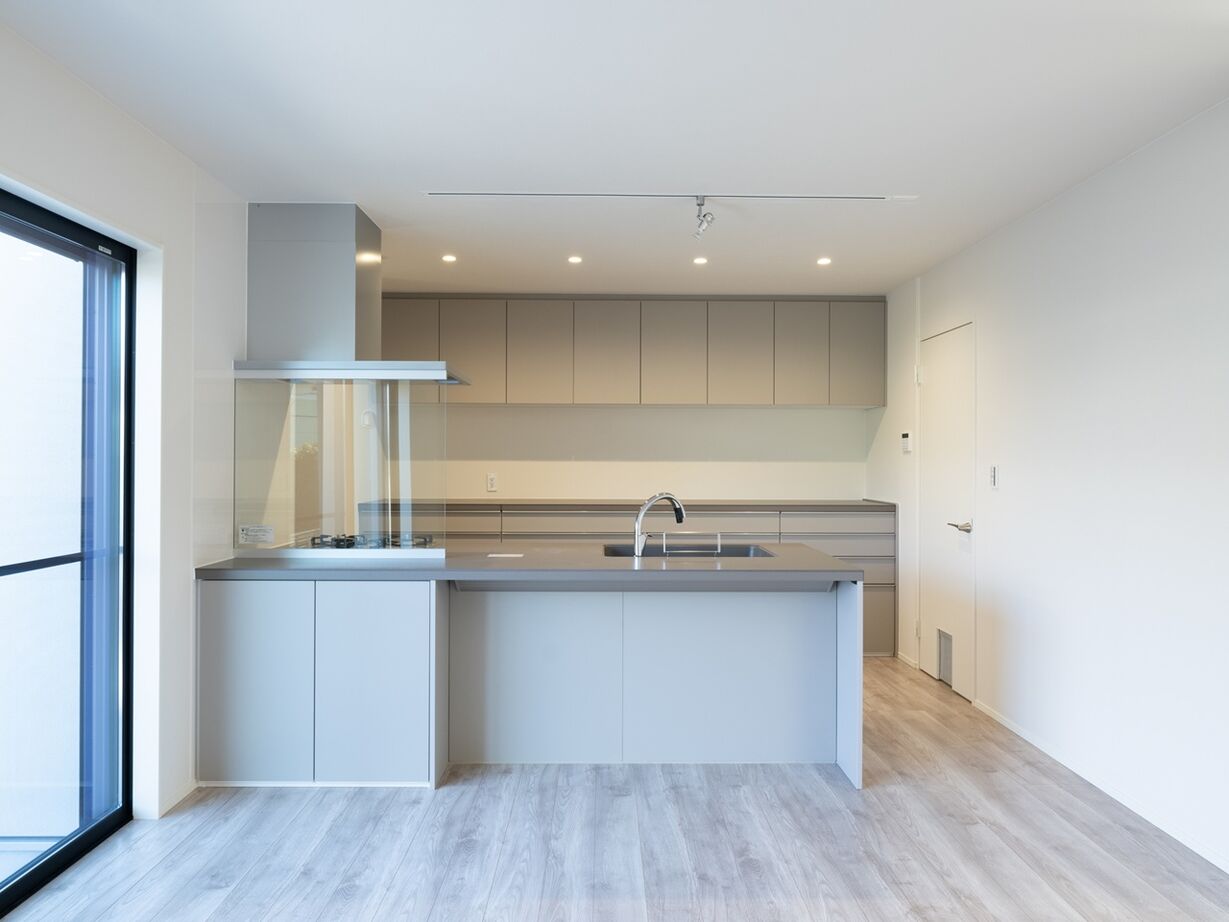 【SUUMO】 【吹抜け/中庭/傾斜地】玄関を入ると、その開放感にびっくり！プライベートな中庭から光を取り込む家 - MD studio. 建築士とつくる家 横浜本店(埼玉所沢支店もあり)の ...