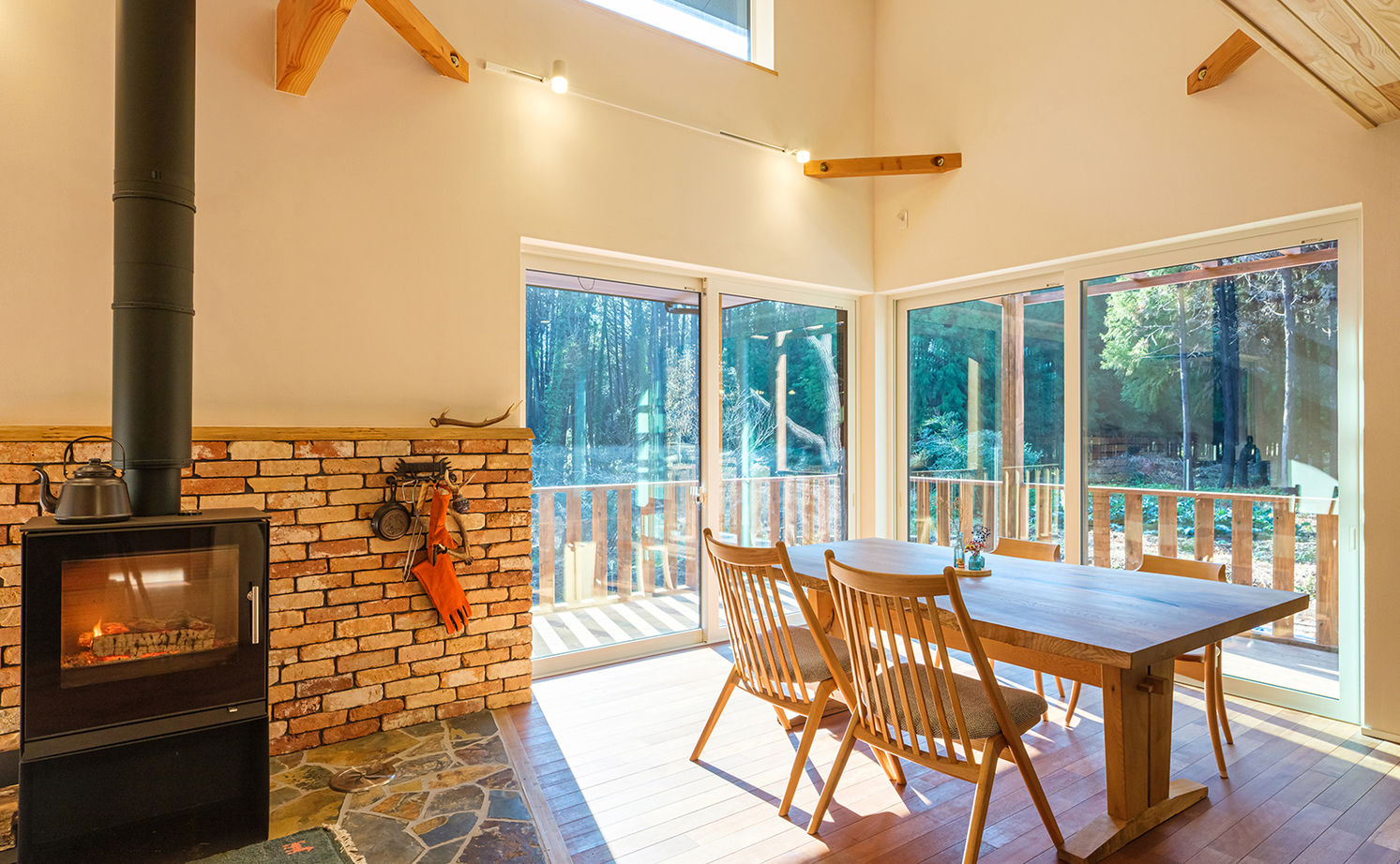 【SUUMO】 【4000万円台/40坪台/間取り/吹き抜け】冬も夏も心地よい大空間。パノラマの景色は我が家一番の贅沢 - Nデザイン建築設計 五井ショールームの建築実例詳細 | 注文住宅