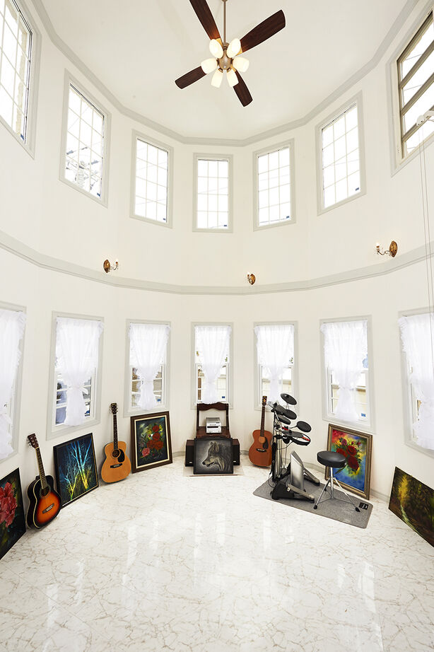 【SUUMO】 【4000万円～/イギリス・コッツウォルズ】海外暮らしを再現した石貼りの外壁と吹き抜けの塔屋 - 北条建設 の建築実例詳細 | 注文住宅