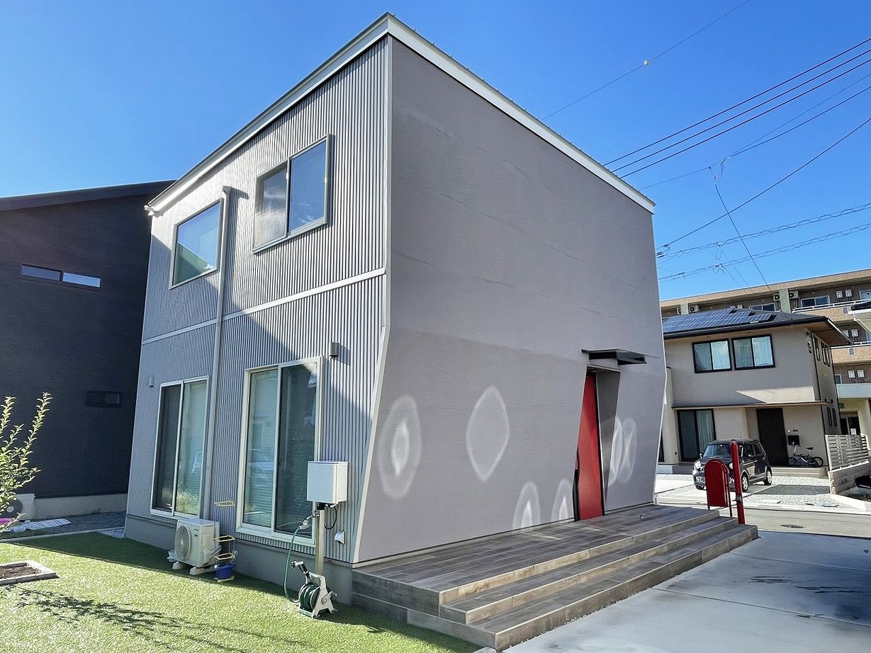 【SUUMO】 家族のライフスタイルをカタチに！個性的な外観が印象的なコンパクト住宅 - スマトチ の建築実例詳細 | 注文住宅