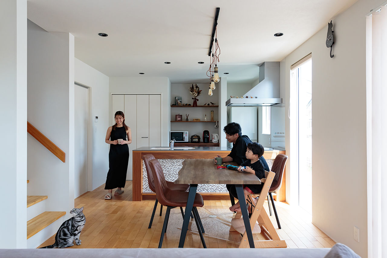 【SUUMO】 【2000万円台｜20坪台｜子育て世帯】昼と夜の表情が異なるオリジナルキッチンで、暮らしを豊かに彩る家 - シャルドネホーム 岐阜本店（FC本部）の建築実例詳細 | 注文住宅