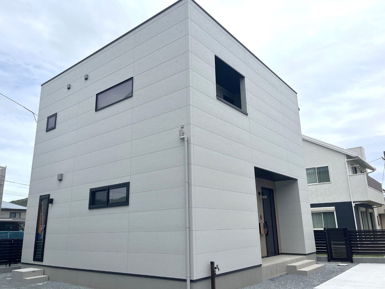 【SUUMO】 プライバシーを守る窓設計の四角い家【CUBE】鉄骨階段と大きな吹抜、坪数を感じさせない充実な住まい - 牡鹿観光・おしかホーム【石巻近郊】 の建築実例詳細 | 注文住宅