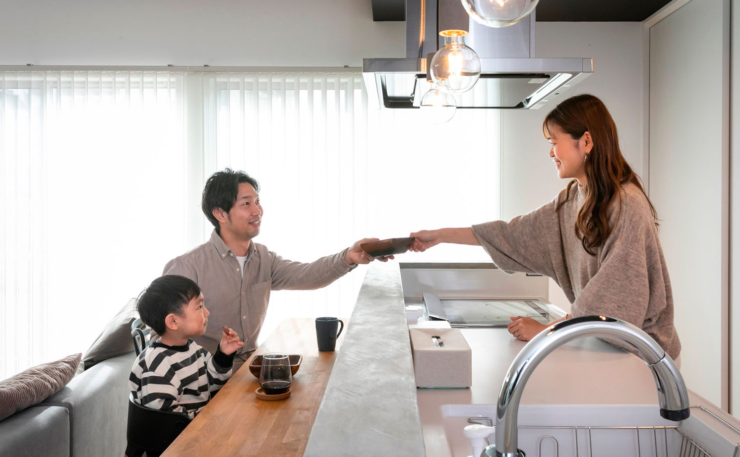 【SUUMO】 【30坪未満｜中庭｜間取り有】中庭が見える玄関からLDKはワンフロアな間取り「開放感が気に入っています」 - いい家つくる。善匠 蟹江展示場の建築実例詳細 | 注文住宅