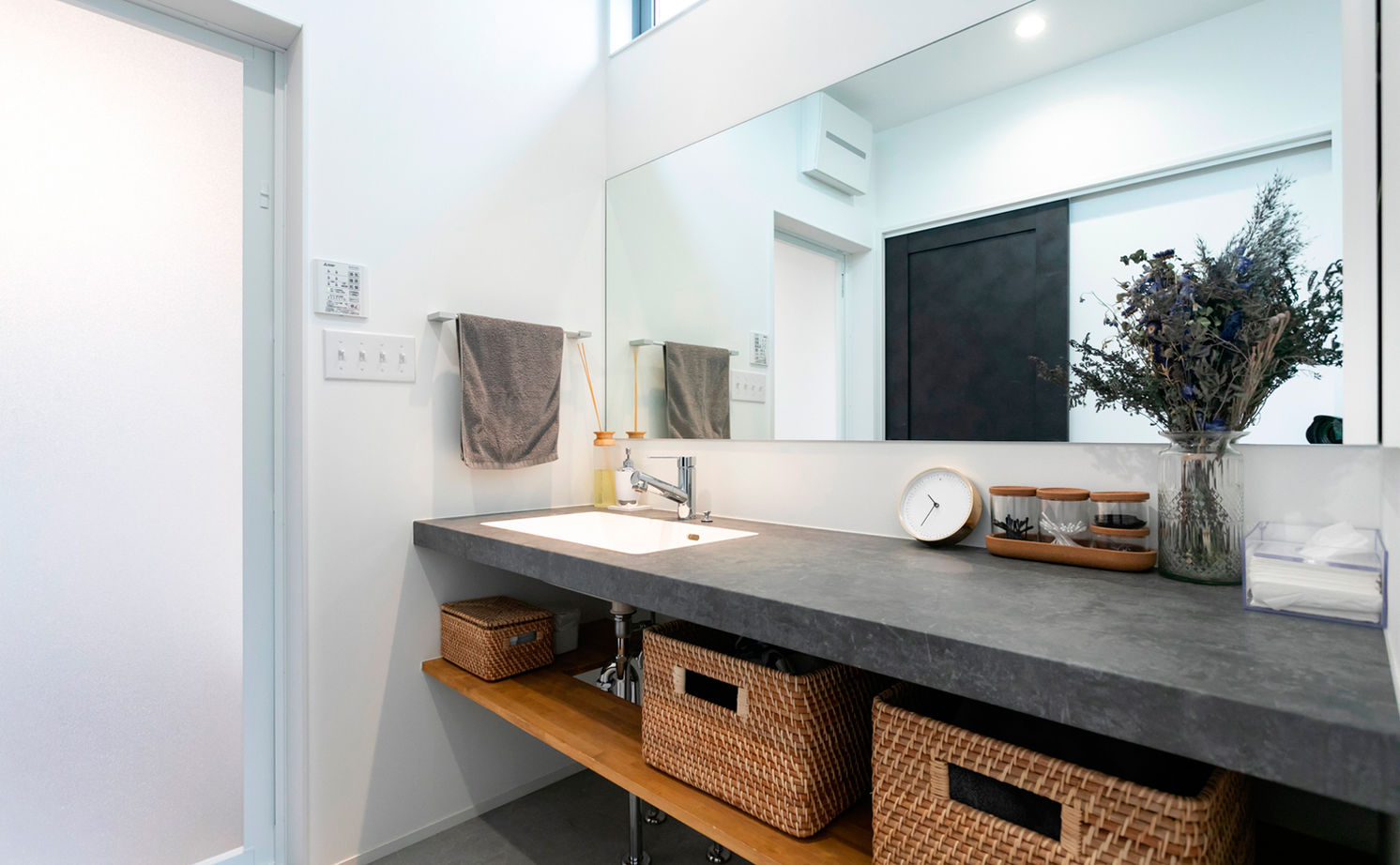 【SUUMO】 【30坪未満｜中庭｜間取り有】中庭が見える玄関からLDKはワンフロアな間取り「開放感が気に入っています」 - いい家つくる。善匠 蟹江展示場の建築実例詳細 | 注文住宅