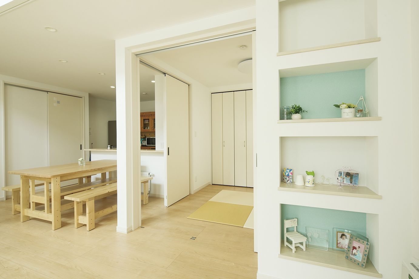 【SUUMO】 【3LDK+プレイルーム/35坪/吹き抜け】ダイニングの窓から見る空が最高！毎日心地よく幸せを感じる家 - マルトモホーム の建築実例詳細 | 注文住宅